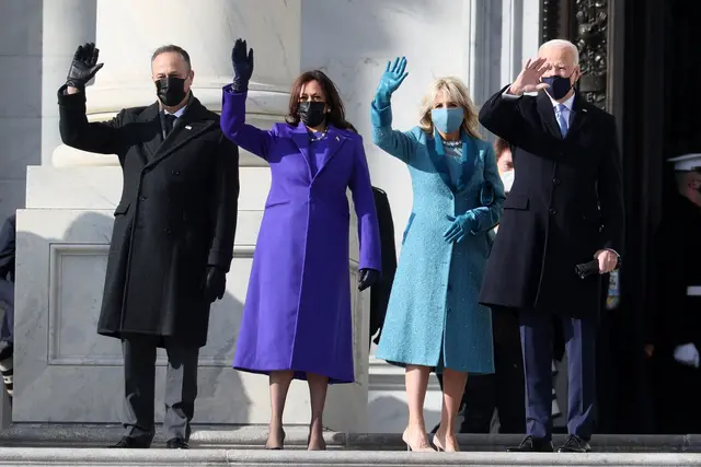 The main dress choice for female politicians to participate in major ...